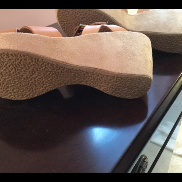 CL Laundry | Shoes | New Cl By Laundry Tan Leather Wedge Sandals 75m ...